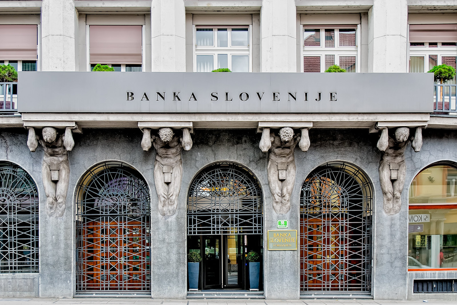 Slovenski bančni sistem ostaja stabilen kljub nižjemu dobičku | Lider.si